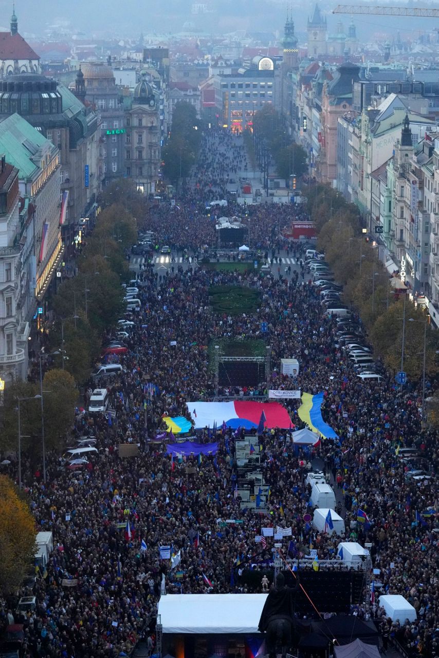 Tens of thousands of Czechs show their support for Ukraine
