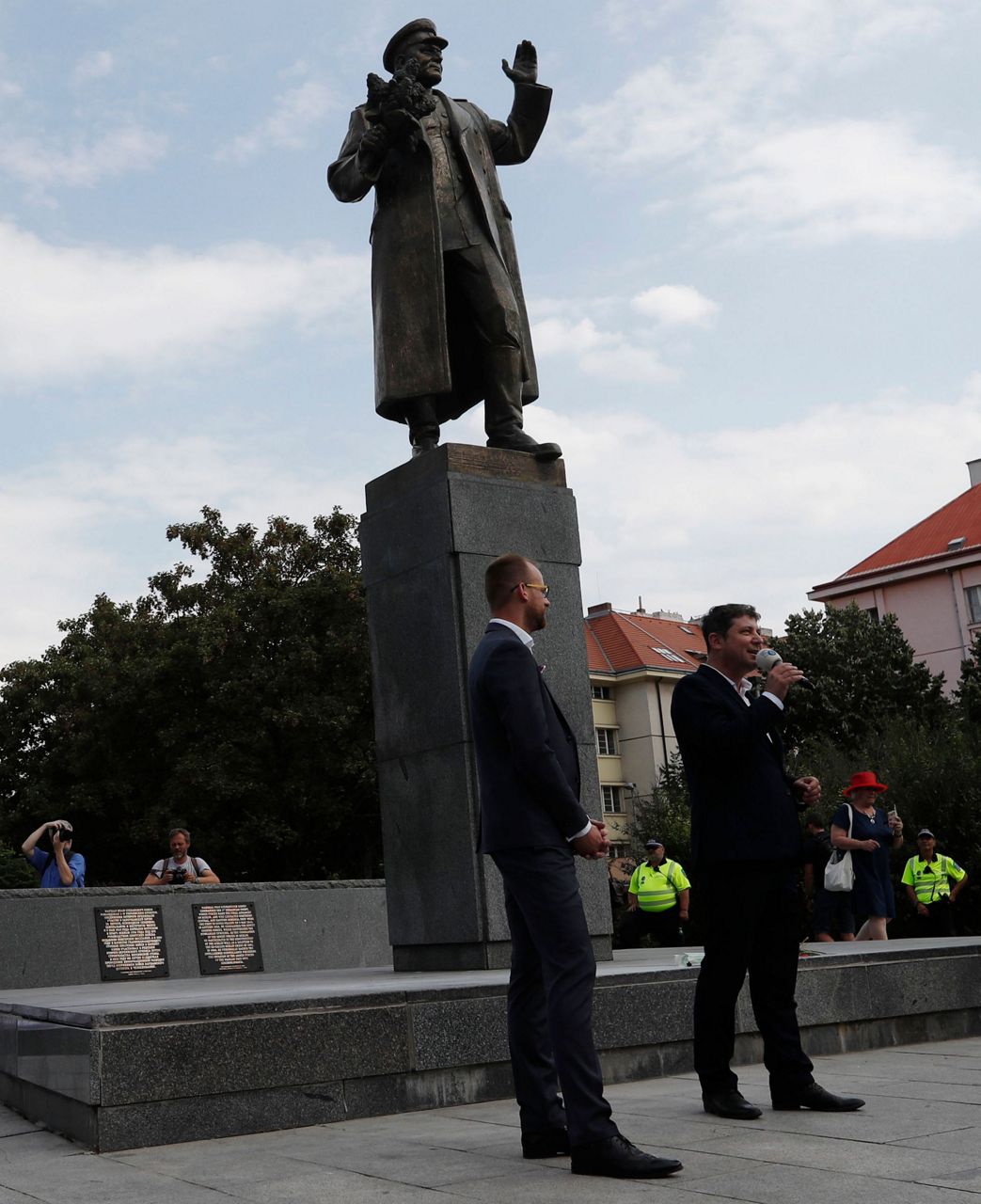Prague to remove monument to WWII Soviet commander