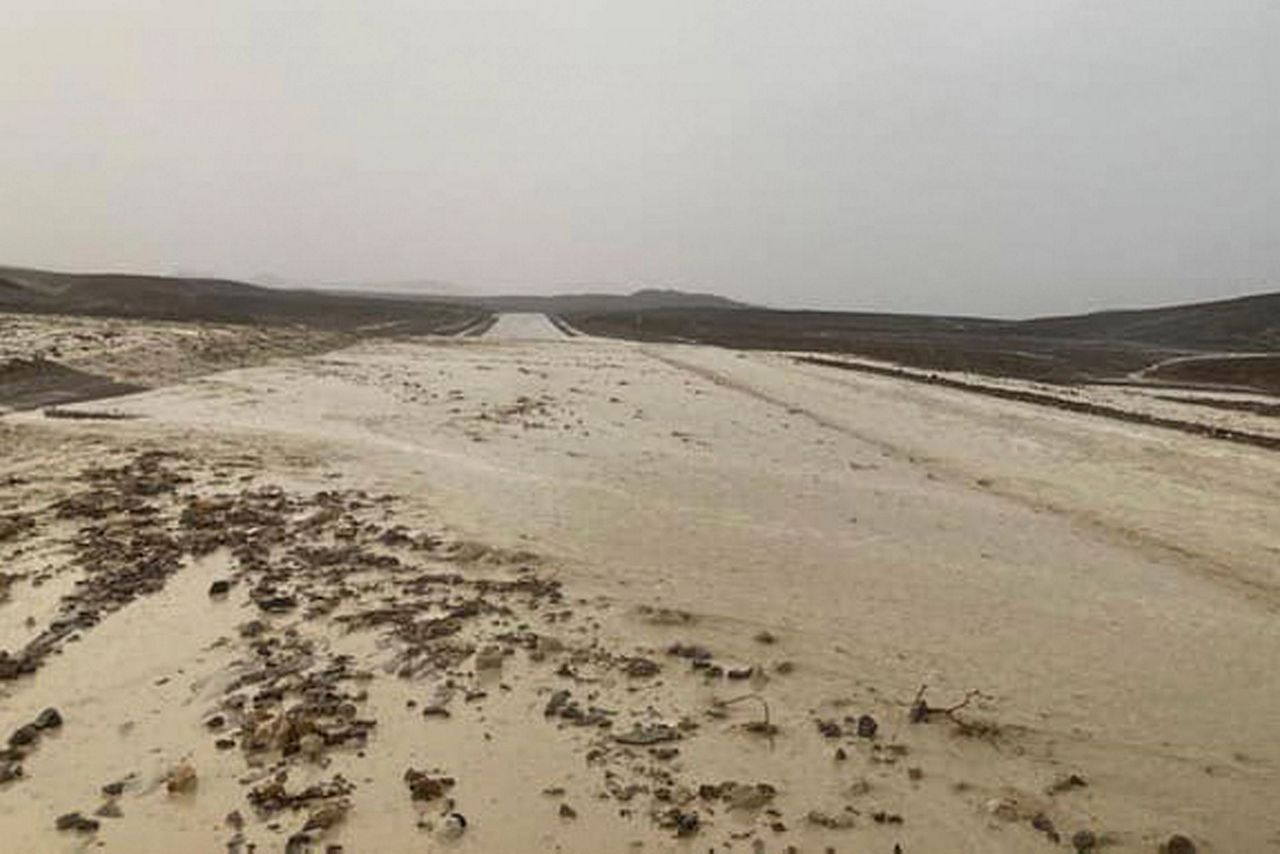 Flash floods strand 1K people in Death Valley National Park