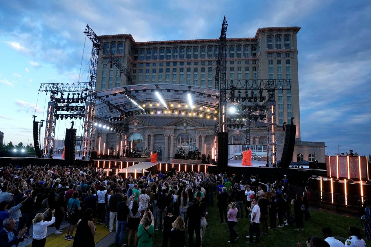 Diana Ross, Eminem and Jack White perform for thousands as former ...