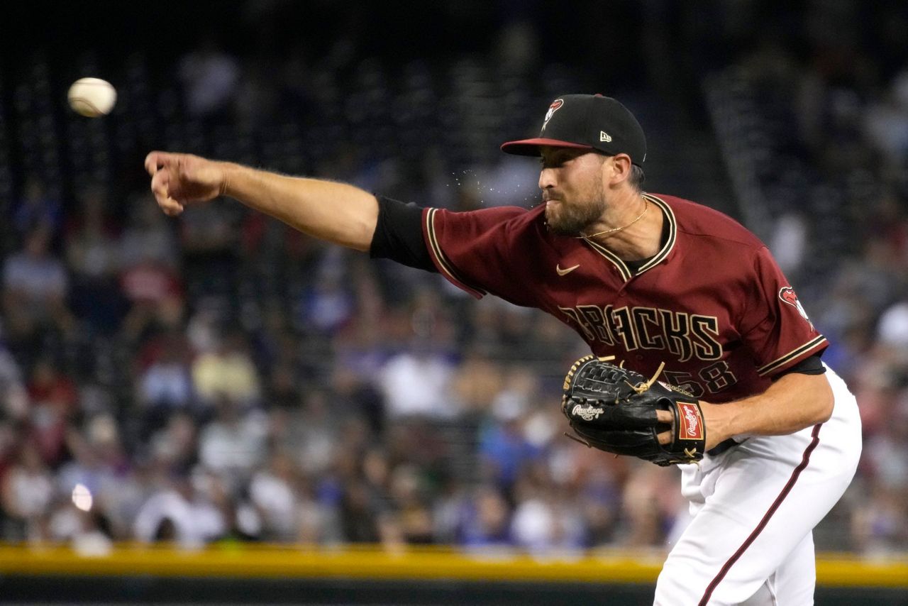 Betts returns with HR, Dodgers pound Diamondbacks 13-0