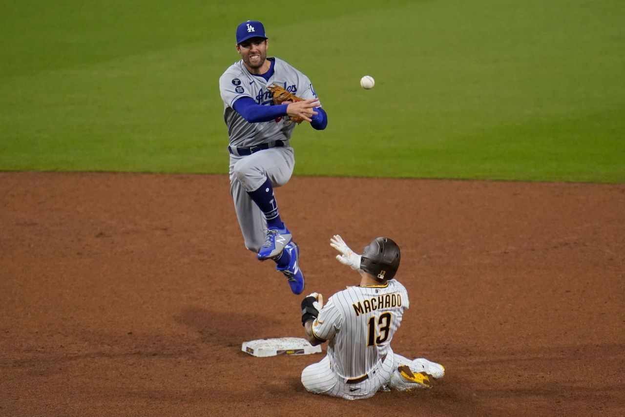 Betts makes diving grab as Dodgers beat Padres 2-0