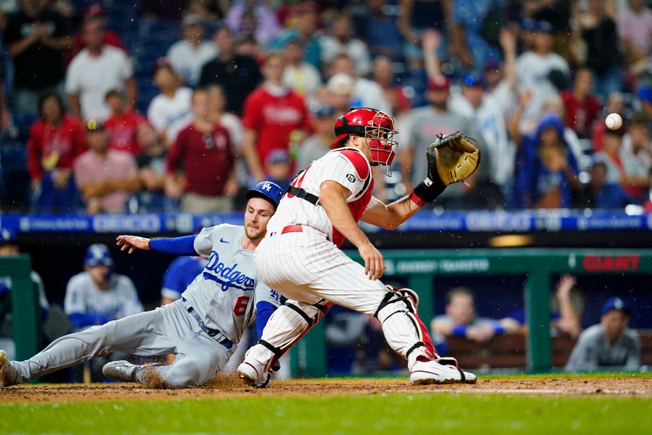 Seager, Muncy HR, Dodgers end Phillies' 8-game win streak