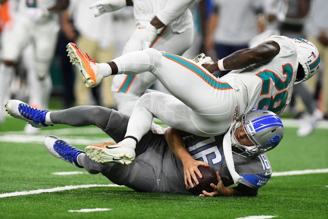 Rodgers, NFL players urge league to nix turf, go with grass