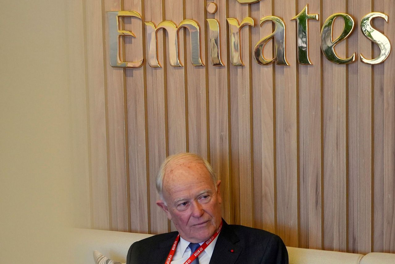 Long-haul carrier Emirates signals it will hold off on major Airbus ...