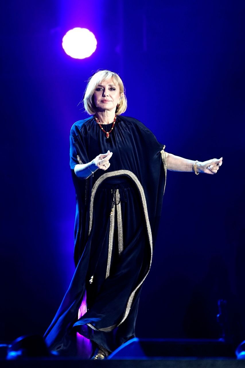 Iranian pop star Googoosh wows Dubai despite Tehran's outcry