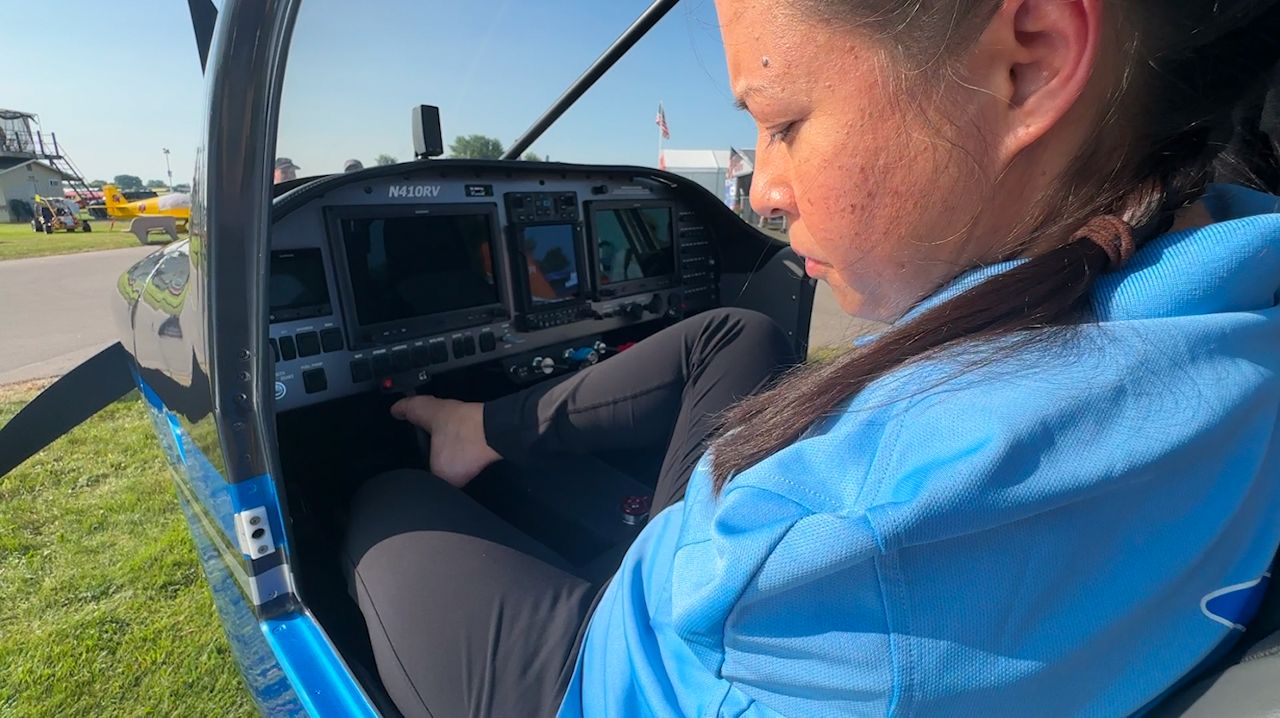 Armless pilot inspires other aviators at EAA AirVenture