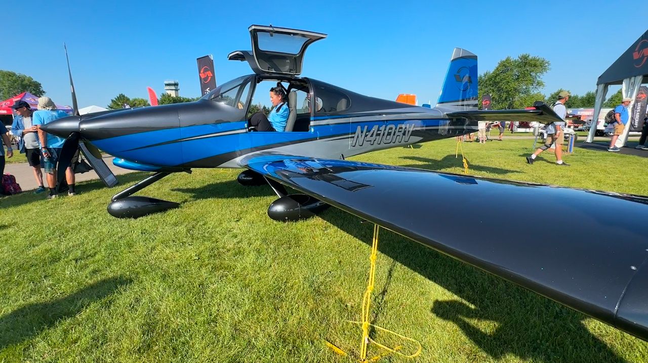 Armless pilot inspires other aviators at EAA AirVenture