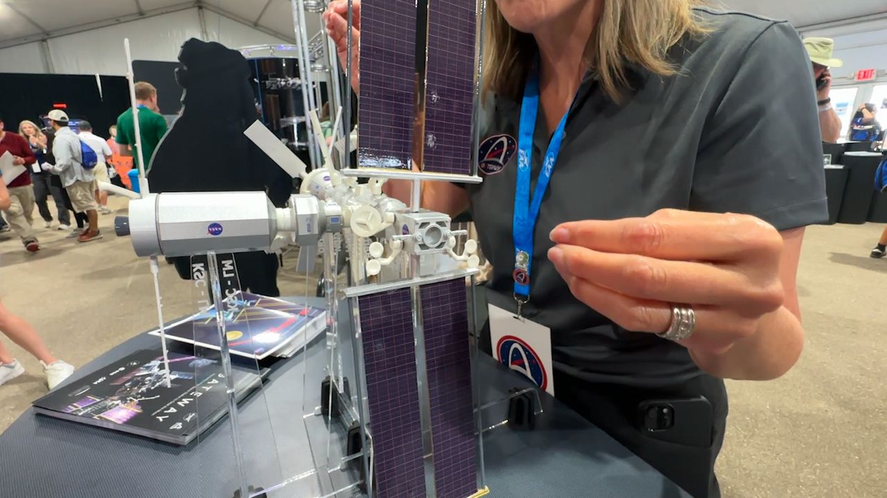 NASA exhibit intrigues visitors at EAA AirVenture