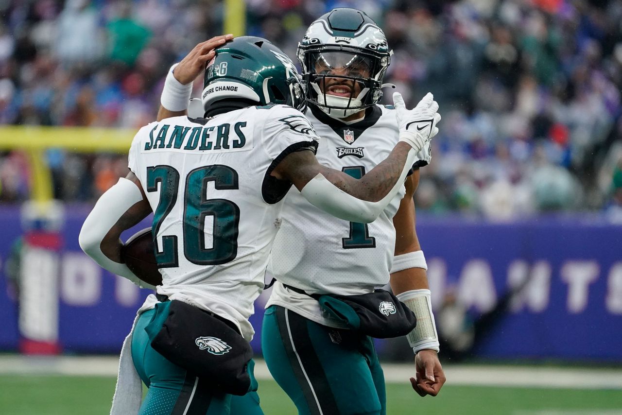 Hurts, Eagles clinch playoffs with 48-22 win over Giants