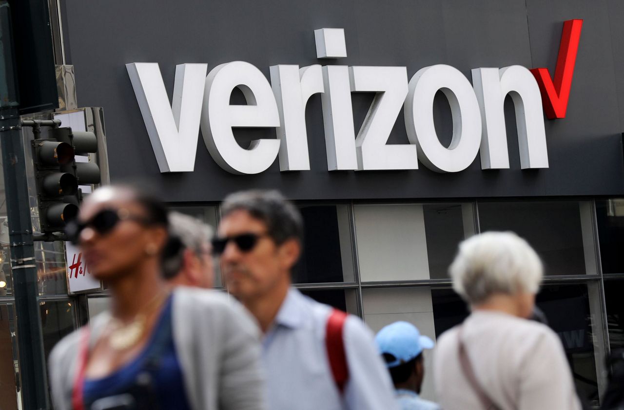 Verizon adds more cellphone customers in 3Q