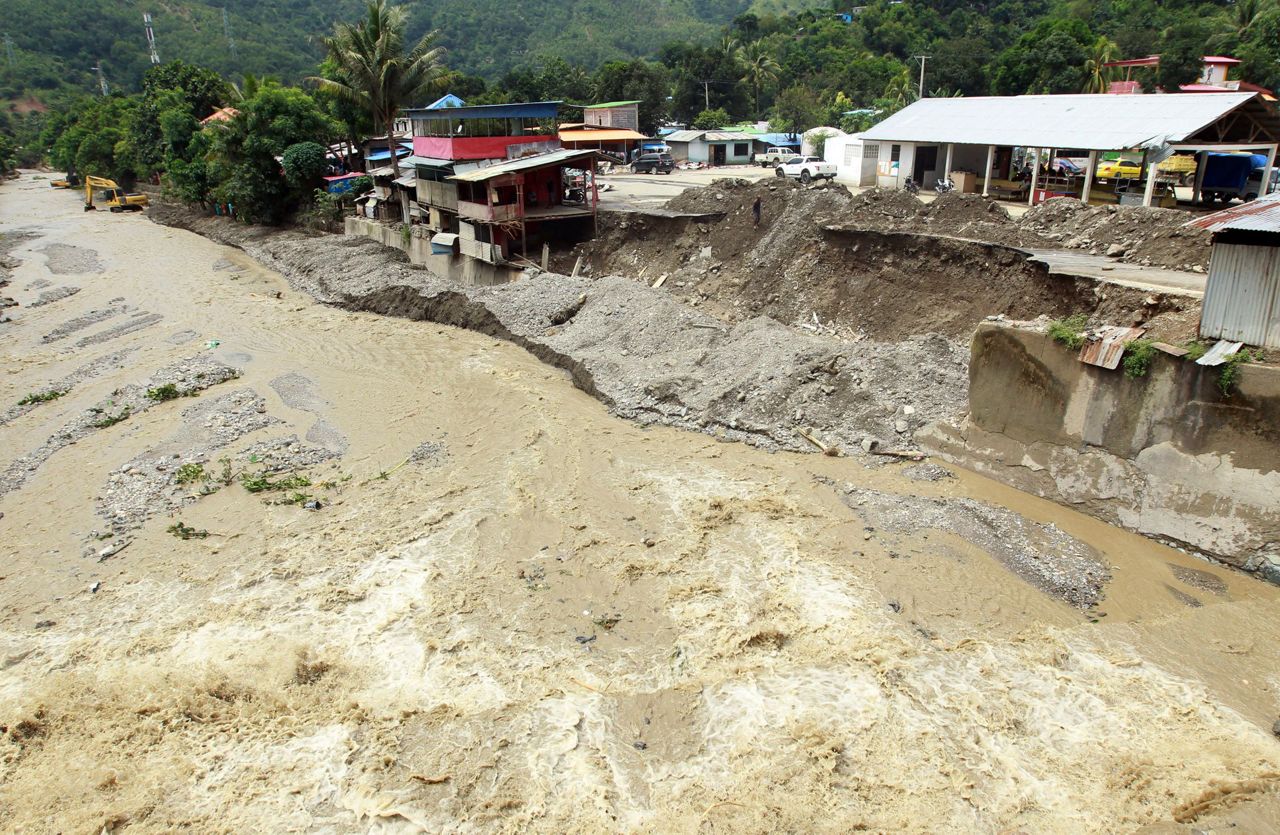 Indonesian rescuers dig for people buried in landslides Indonesian rescuers dig for people buried in landslides