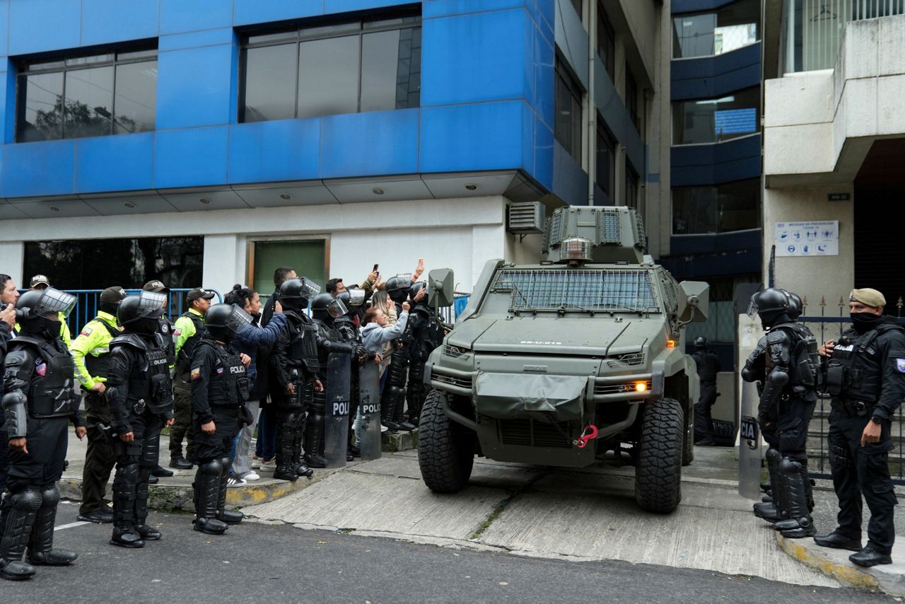 Ecuadorian police break into Mexican embassy in Quito as diplomatic ...