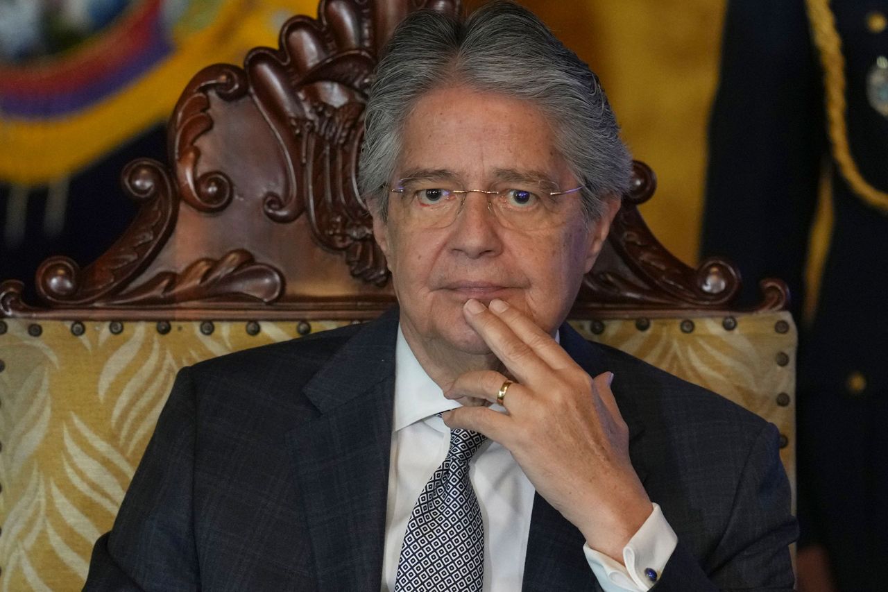 Stage set for Ecuadorian president or lawmakers to be booted out of office