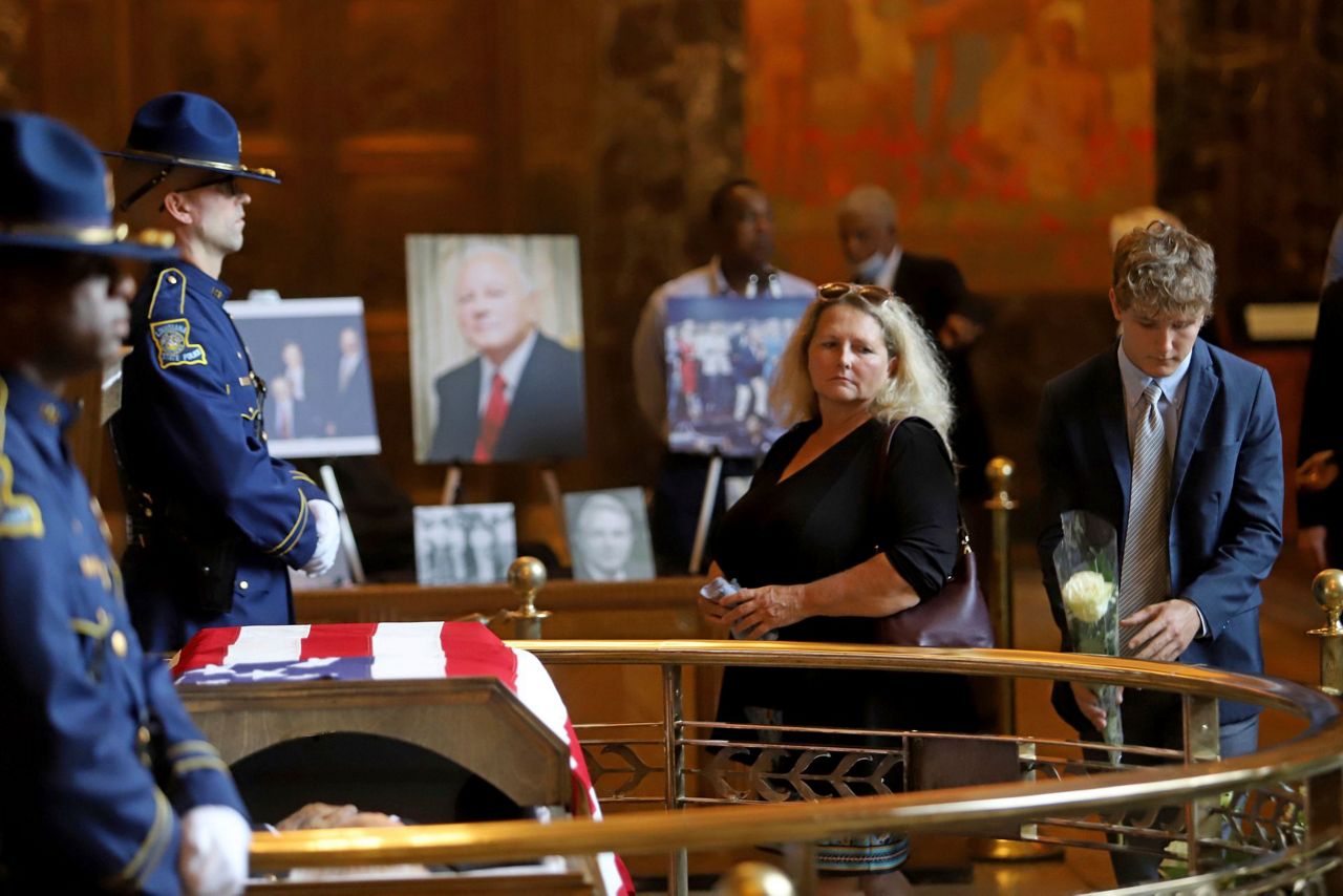 Goodbyes for Louisiana's flamboyant ex-Gov. Edwin Edwards