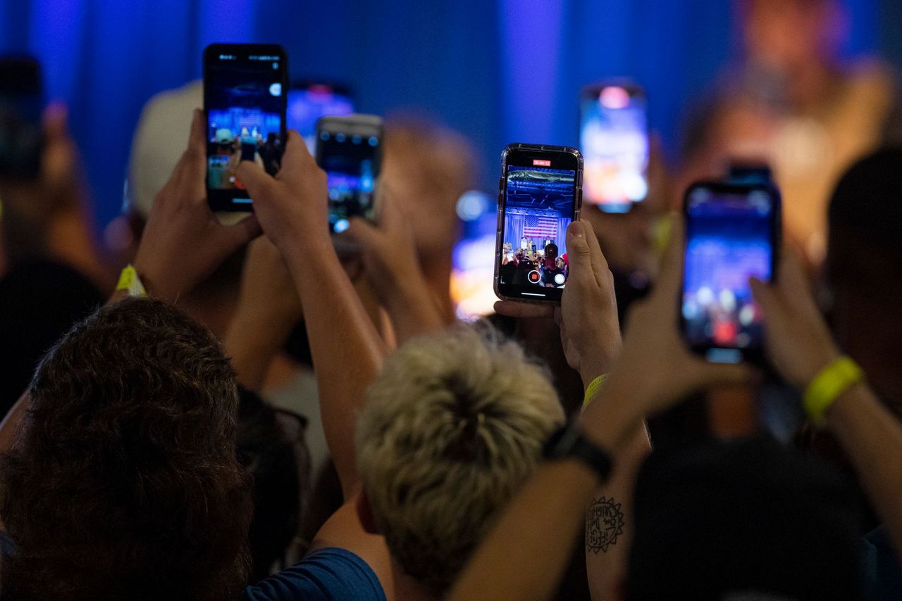 Rapper Kanye West draws crowd to 1st event as candidate
