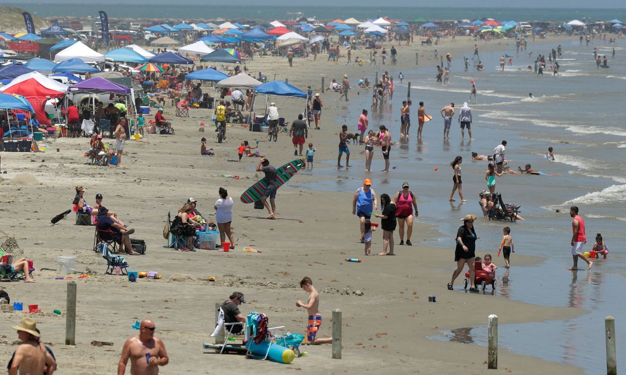 Memorial Day weekend draws crowds and triggers warnings