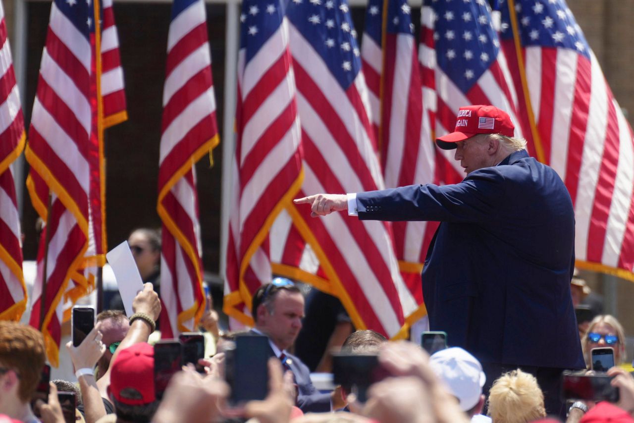 Trump returns to campaign rallies, draws thousands to small South ...