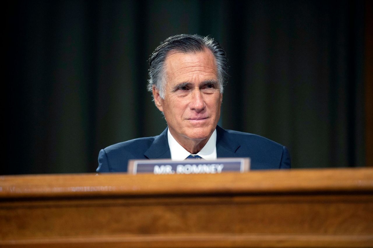 Romney, outspoken about his own party, weighs reelection run