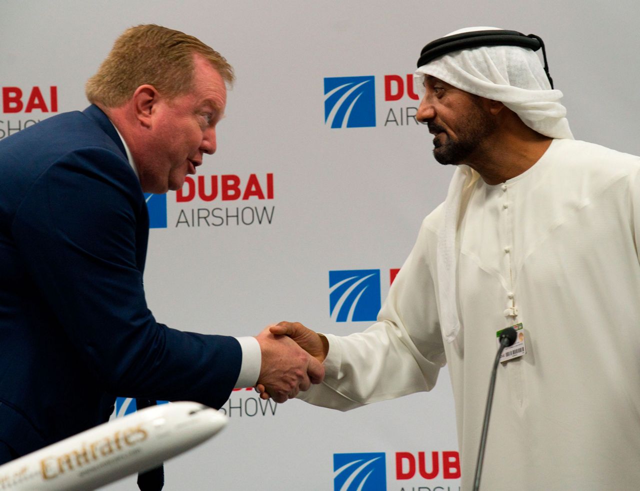 Emirates to get 30 Boeing 787 Dreamliners for $8.8 billion