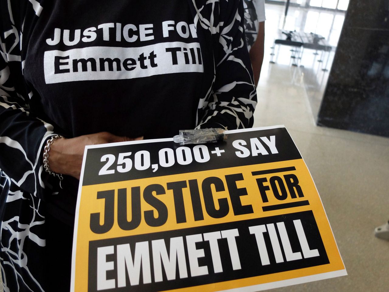 Emmett Till relatives seek renewed probe of '55 lynching