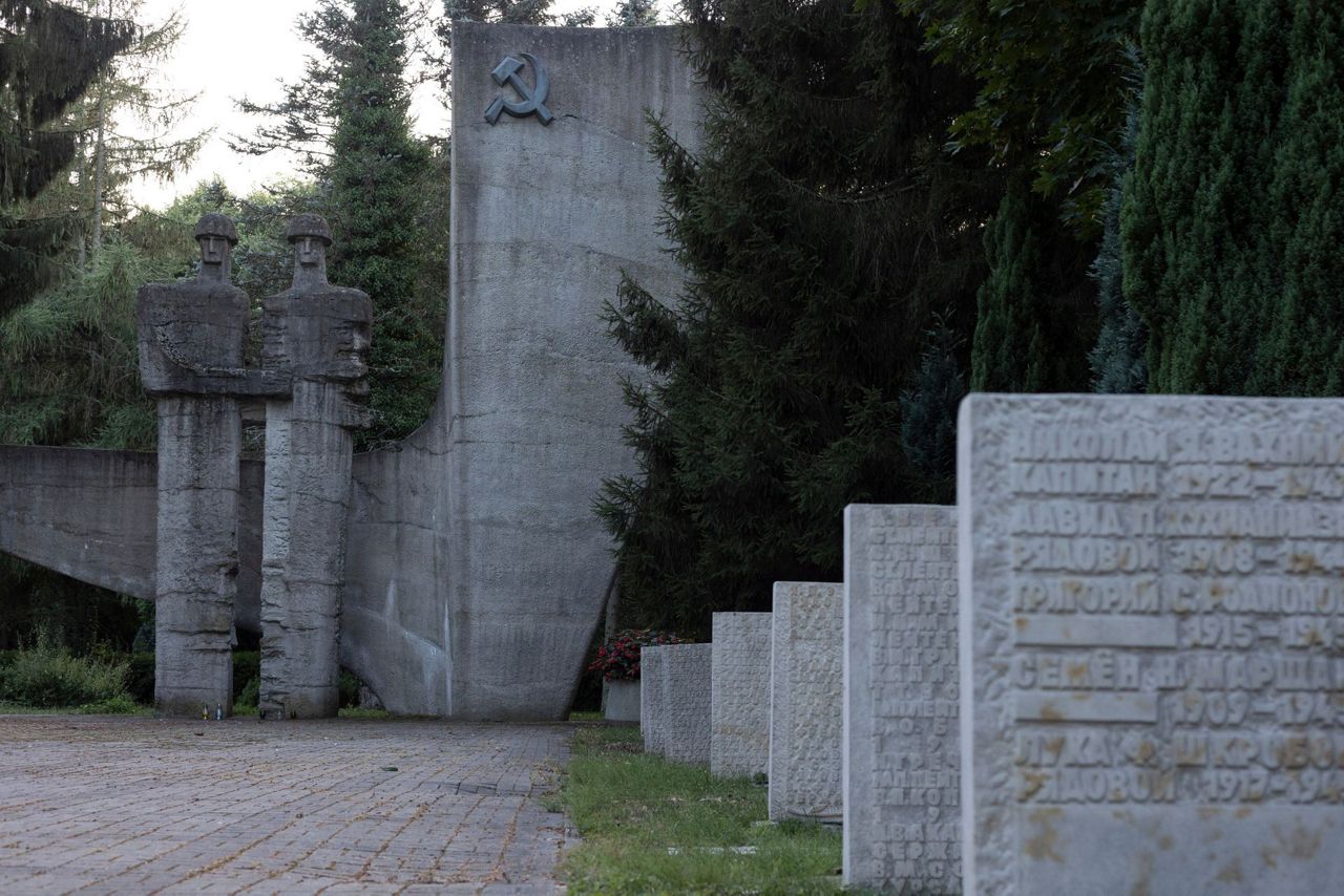 Statues topple as Europe purges communist monuments