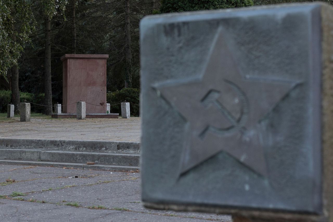 Statues topple as Europe purges communist monuments