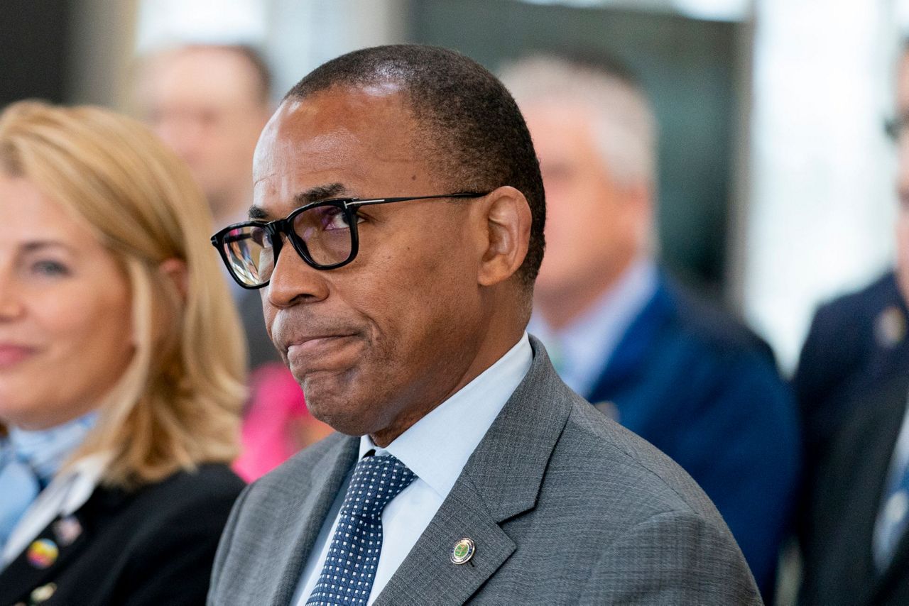 FAA head defends safety of US air travel despite close calls