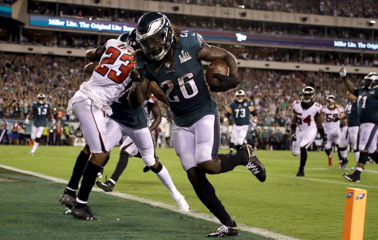 Foles shows off catching skills, Eagles beat Falcons 18-12