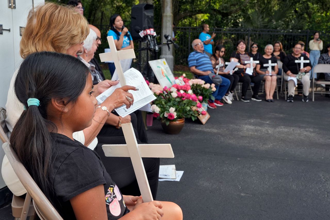 Families of Mexican farmworker bus crash victims mourn the loss of ...