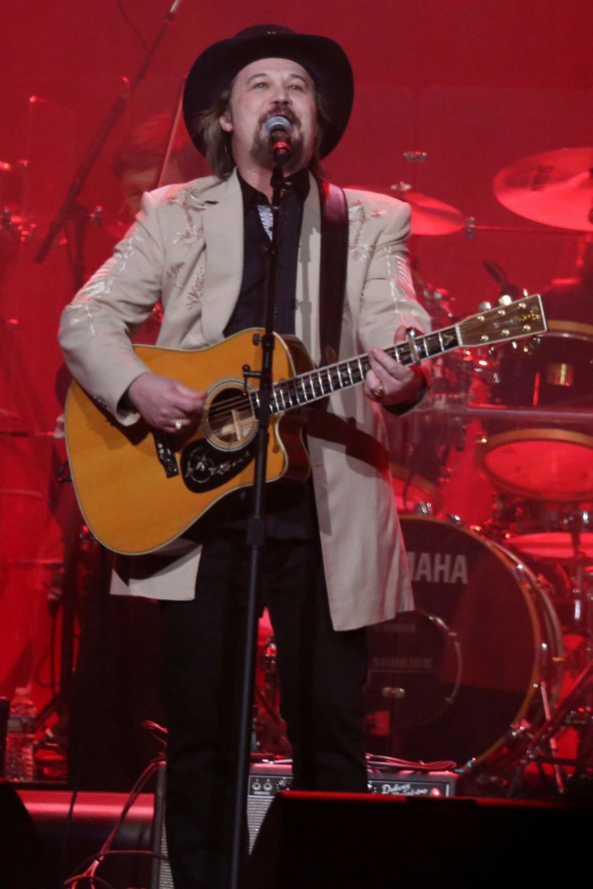 Country star Travis Tritt's tour bus involved in fatal wreck