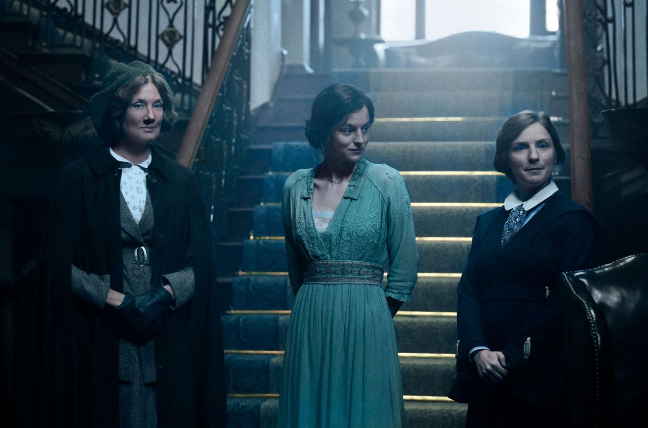 Review: Emma Corrin gives us a vibrant new 'Lady Chatterley'