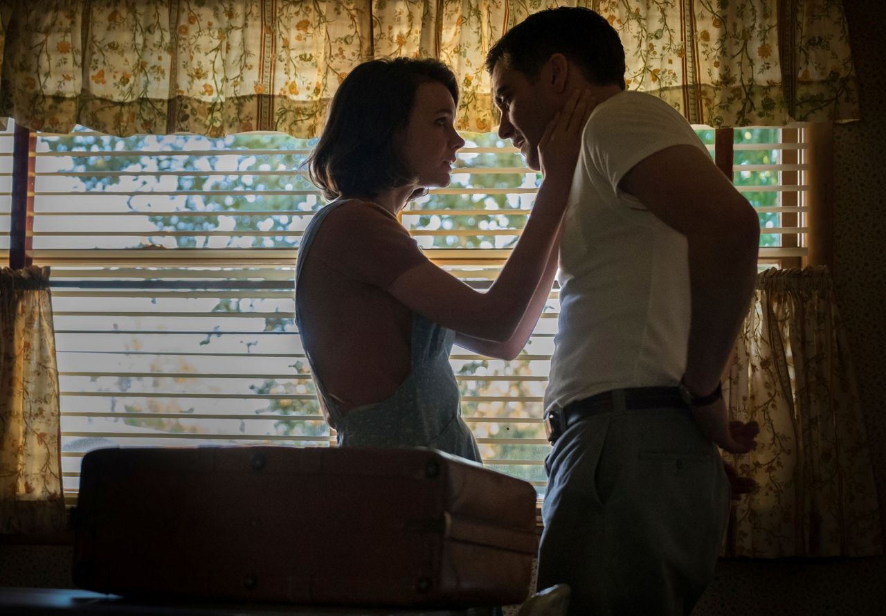 Review: 'Wildlife' shows a family in crisis, beautifully