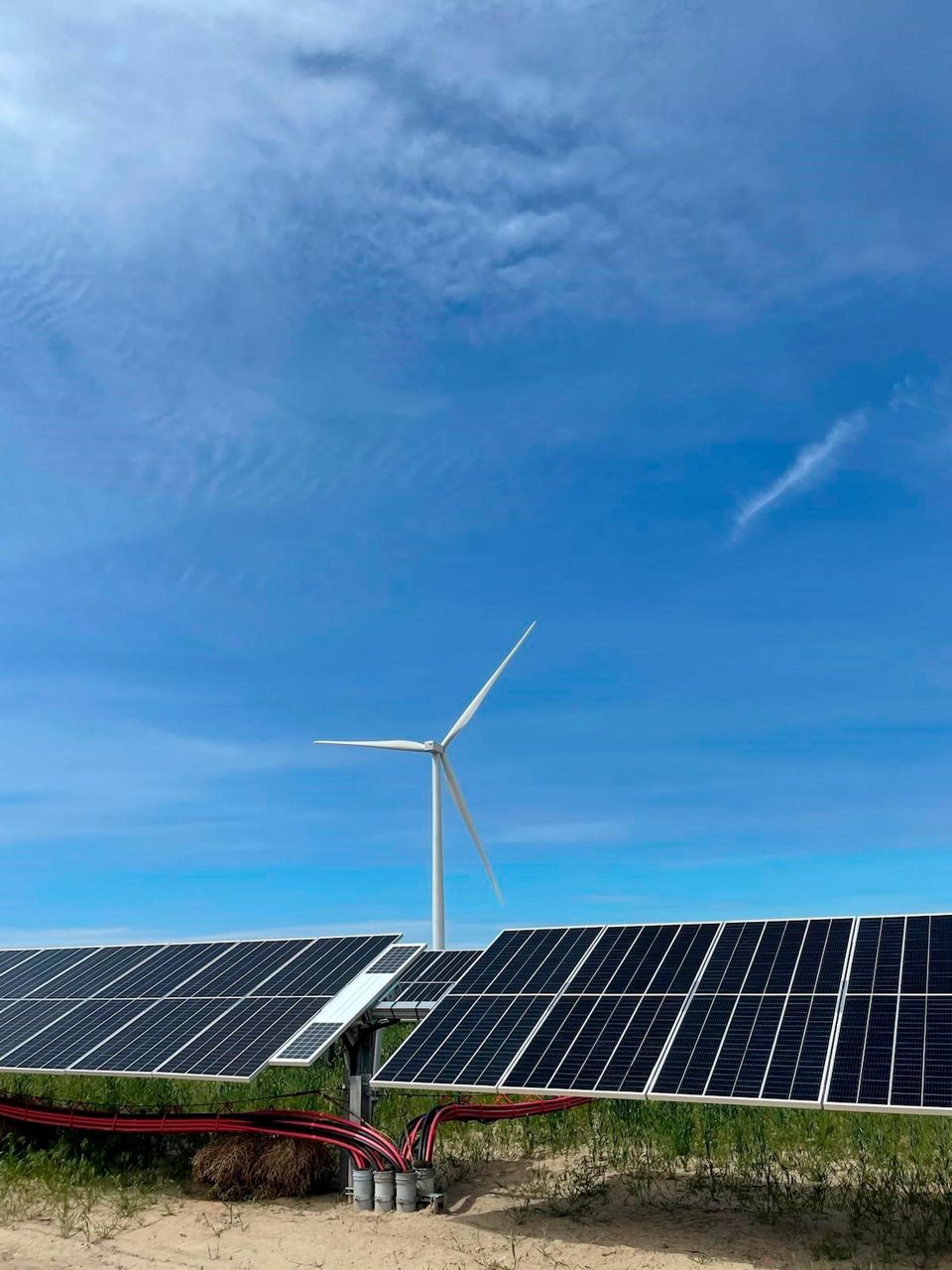 Tiny Oregon town hosts 1st wind-solar-battery 'hybrid' plant