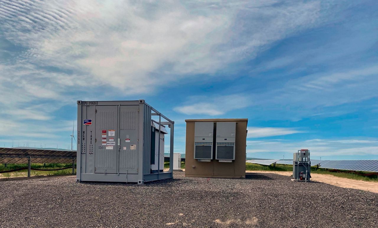 Tiny Oregon town hosts 1st wind-solar-battery 'hybrid' plant