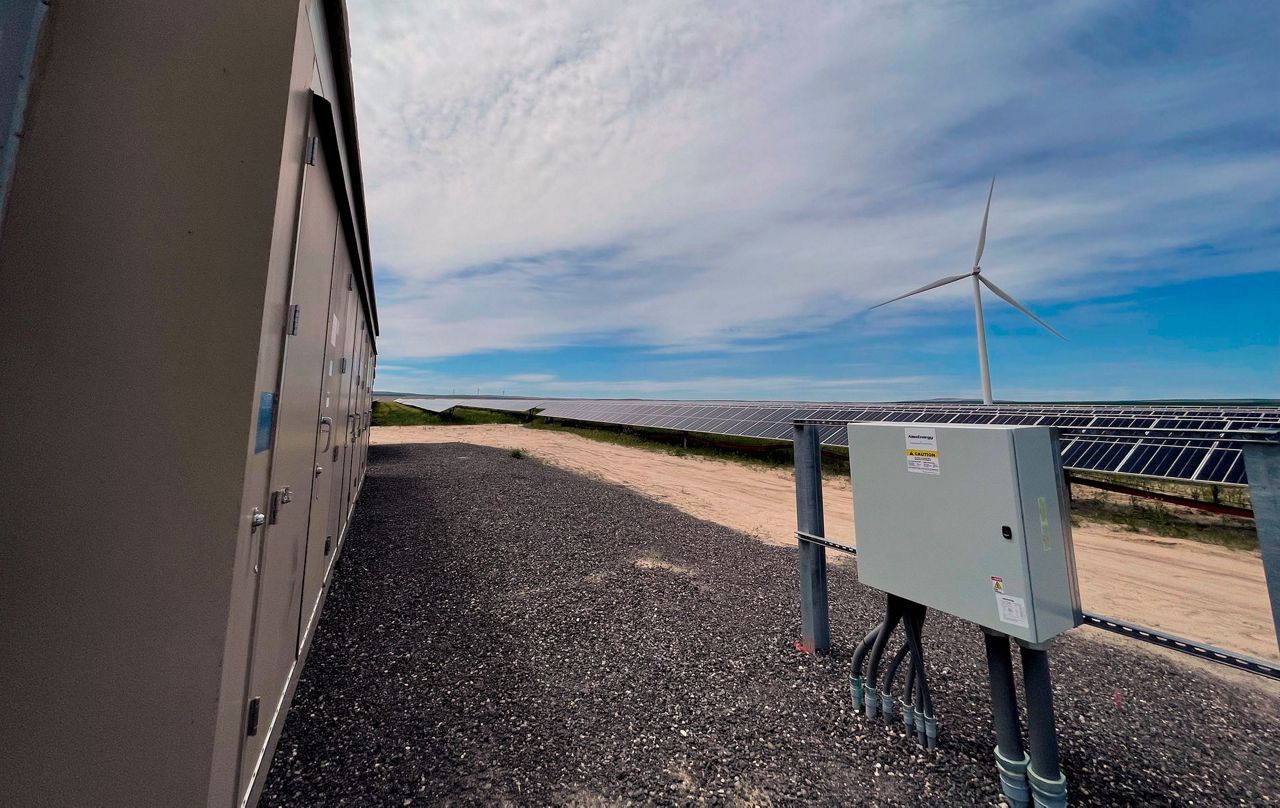 Tiny Oregon town hosts 1st wind-solar-battery 'hybrid' plant