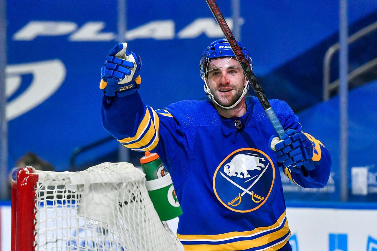 Sabres end 18-game skid with 6-1 win over Flyers