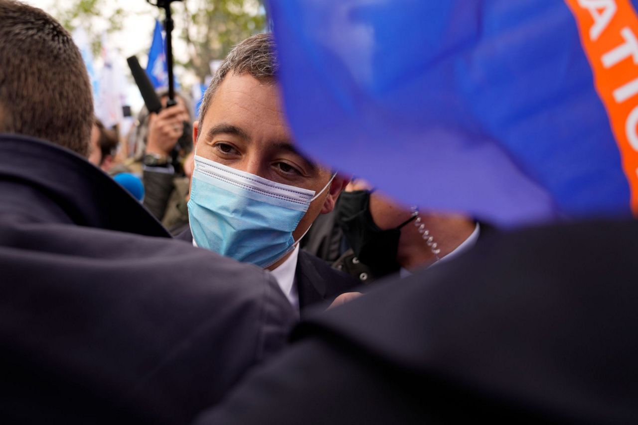 Angry French police hold huge, emotional rally at parliament