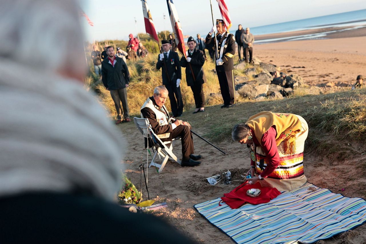 Crowds honor WWII veterans at Normandy D-Day celebrations