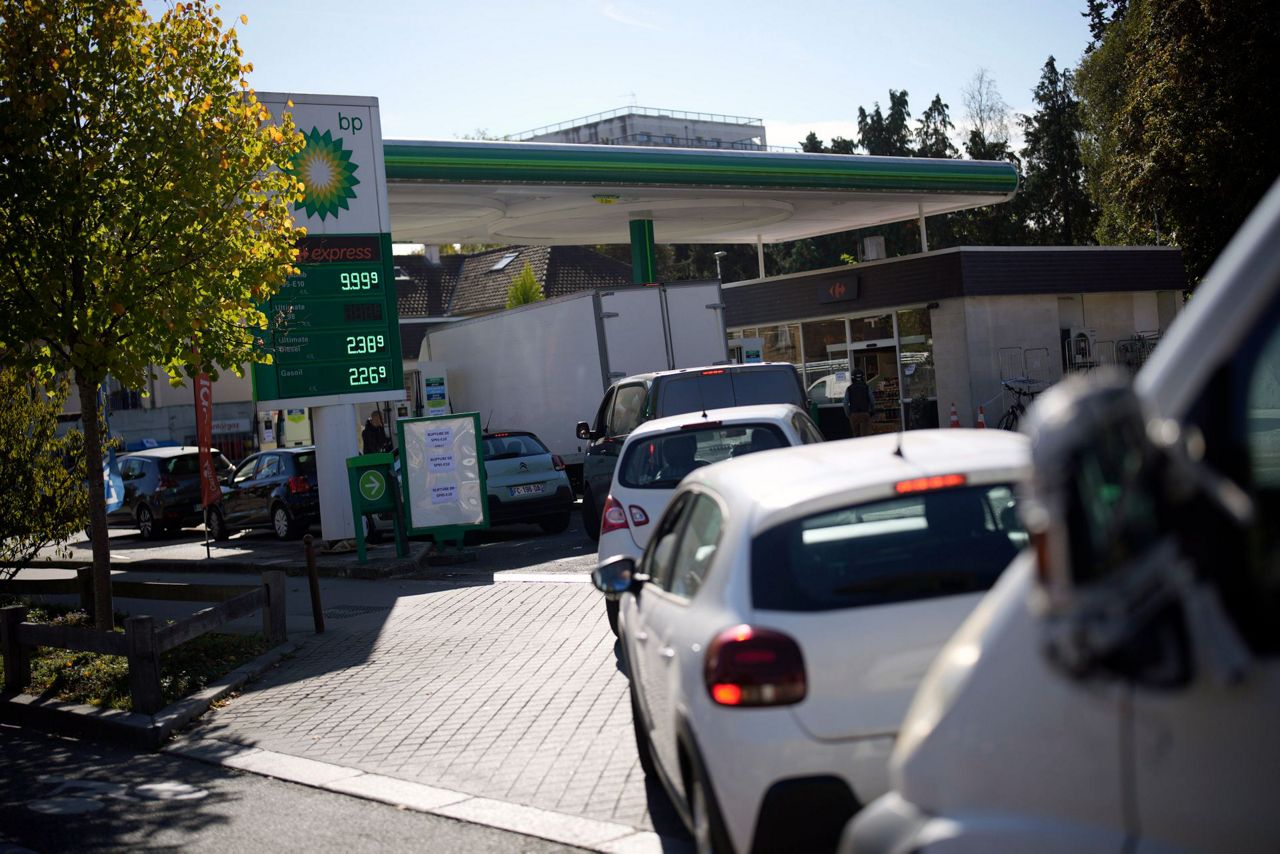 French PM to requisition workers amid refineries strike