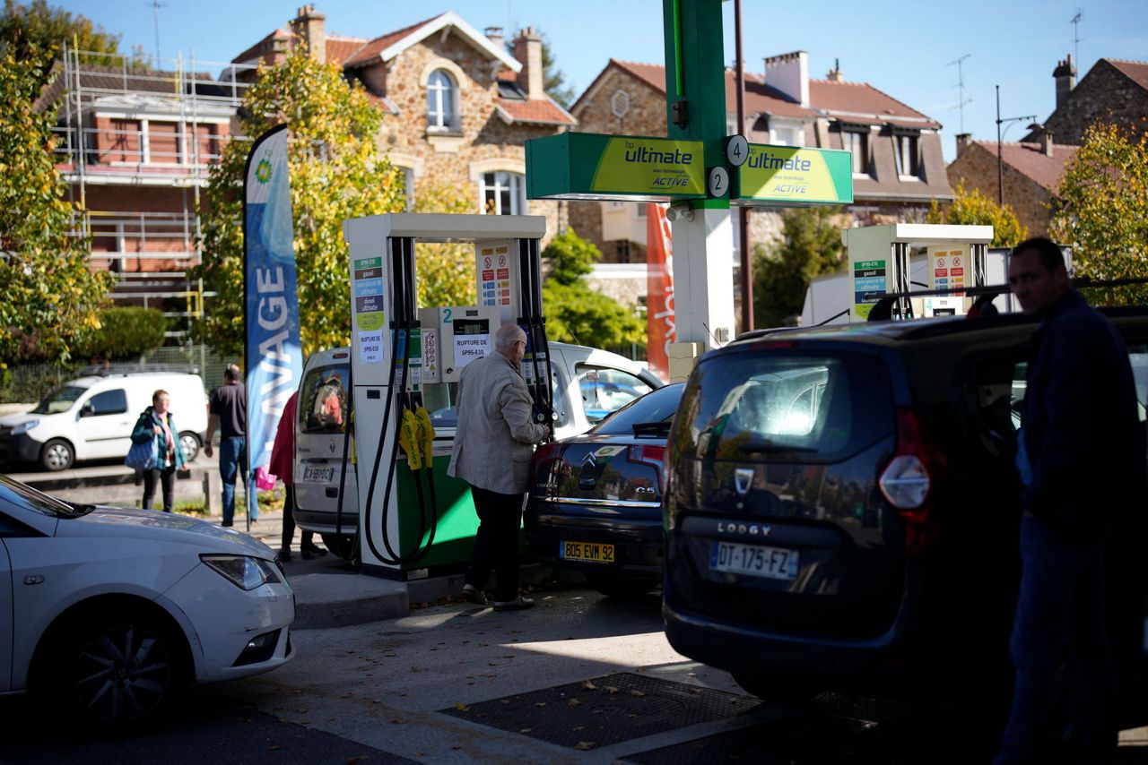 French PM to requisition workers amid refineries strike