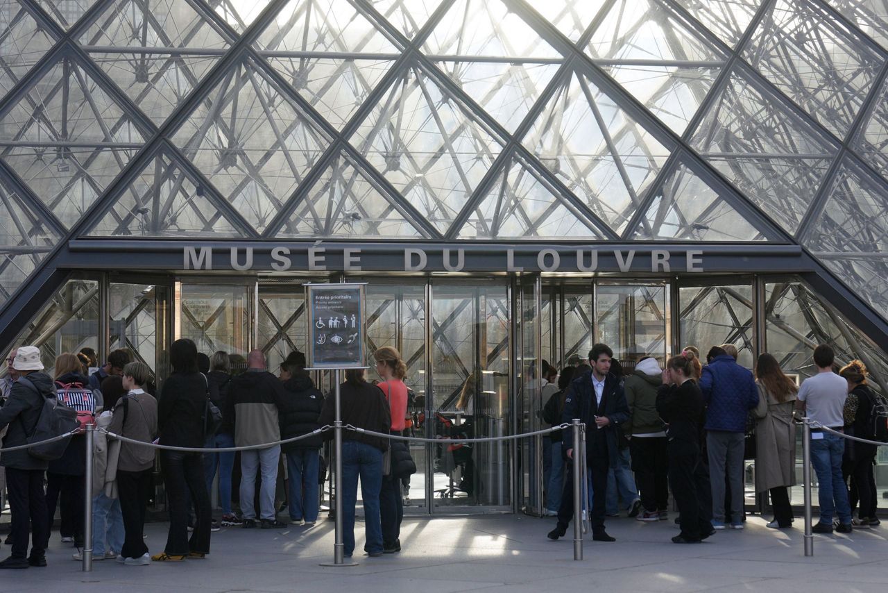 The Louvre reopens 3 days after thieves took French crown jewels in ...