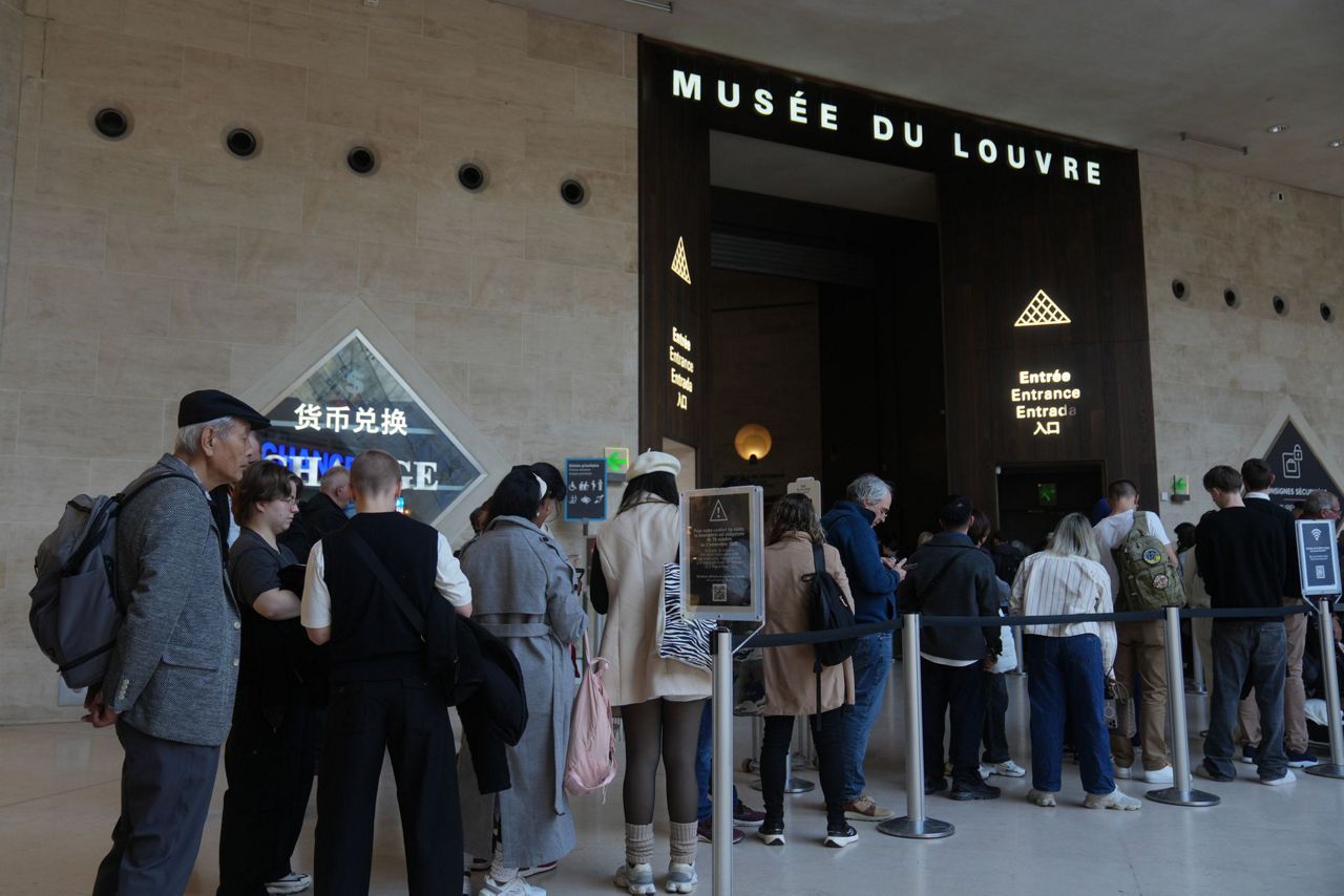 The Louvre reopens 3 days after thieves took French crown jewels in ...