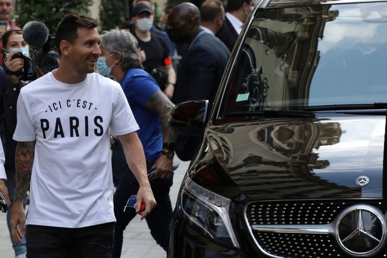 AP Source: Messi agrees deal to join Paris Saint-Germain