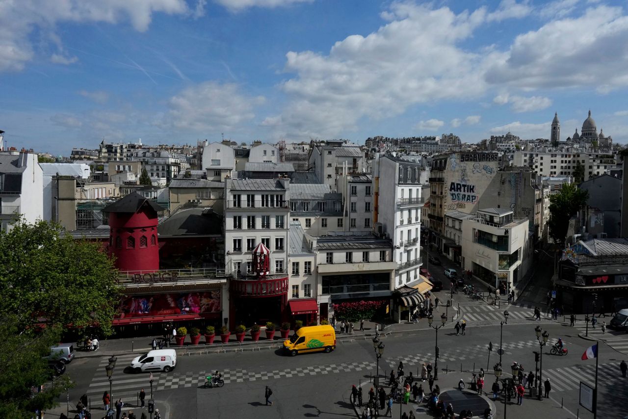 The windmill sails at Paris' iconic Moulin Rouge have collapsed. No ...