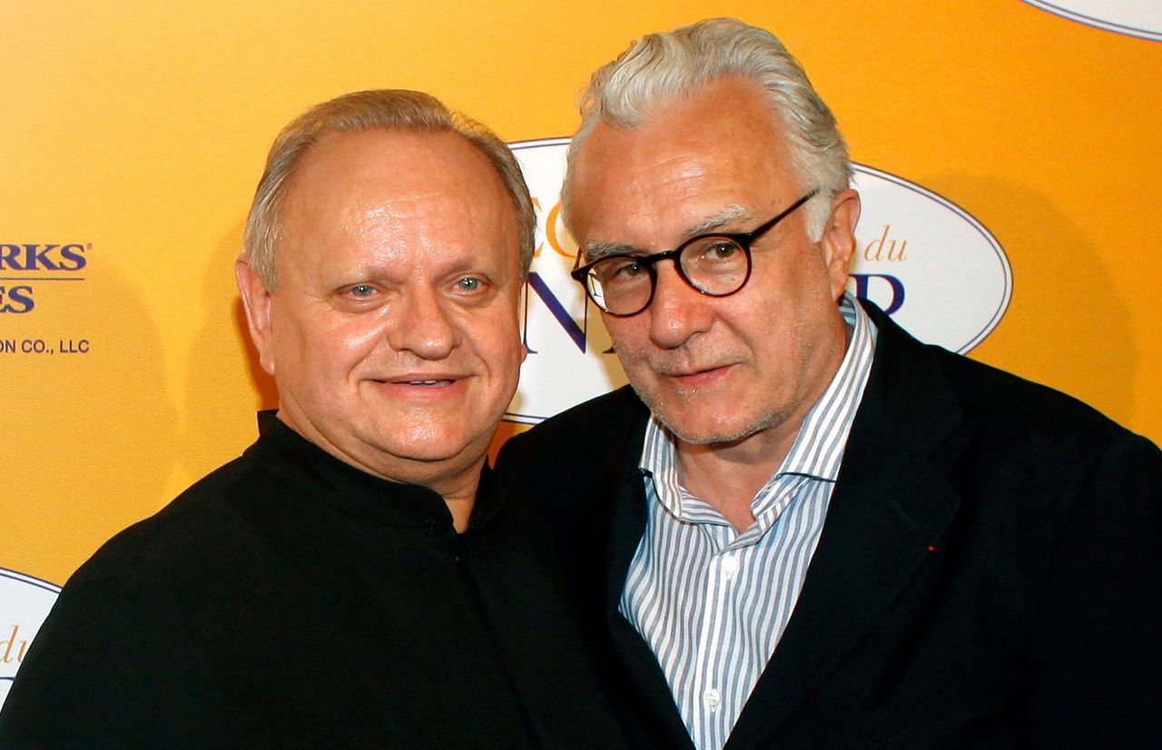 The Latest: French chefs praise Robuchon as "best among us"