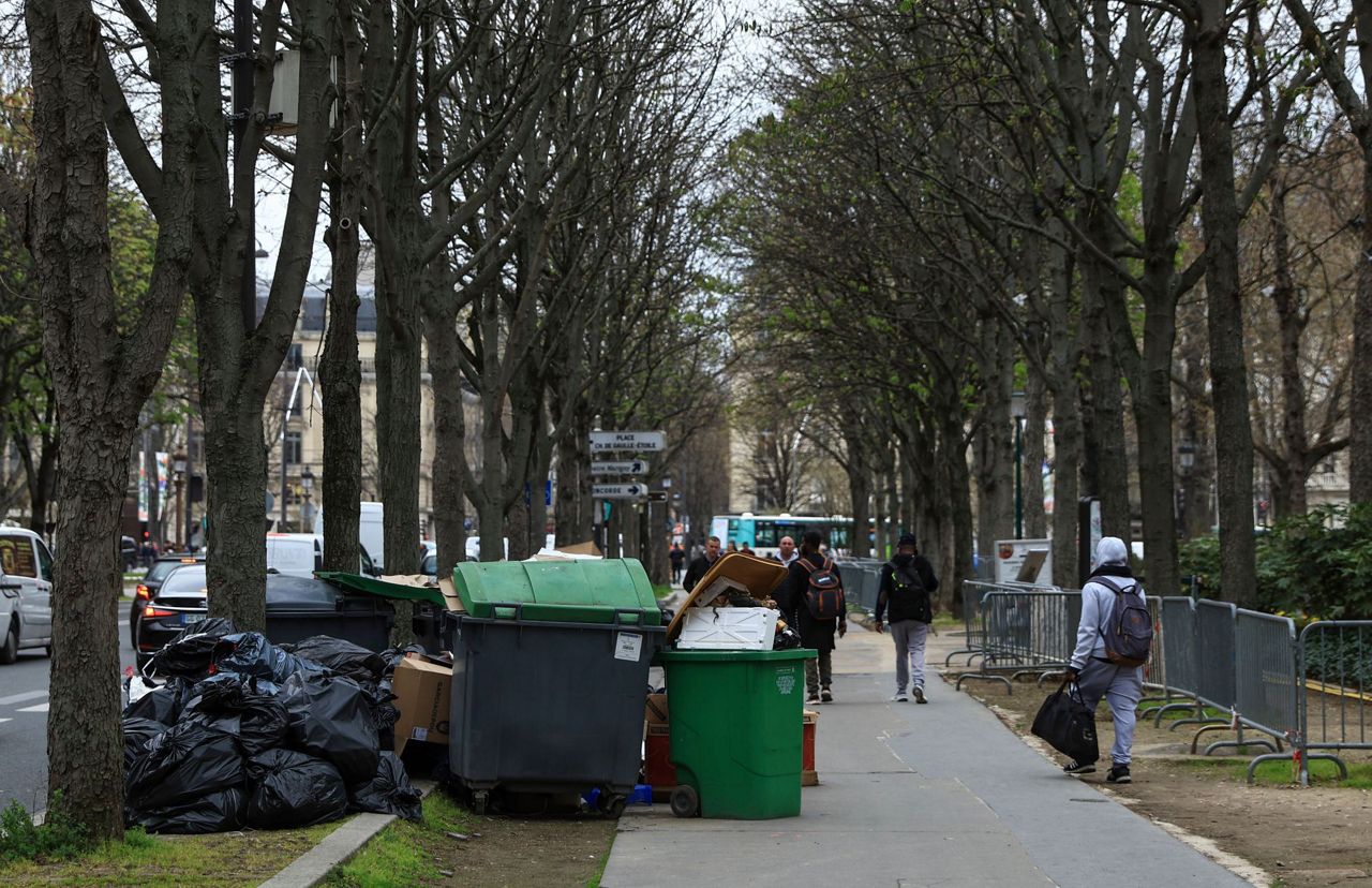 Garbage: In Paris streets, heaps of it become protest symbol