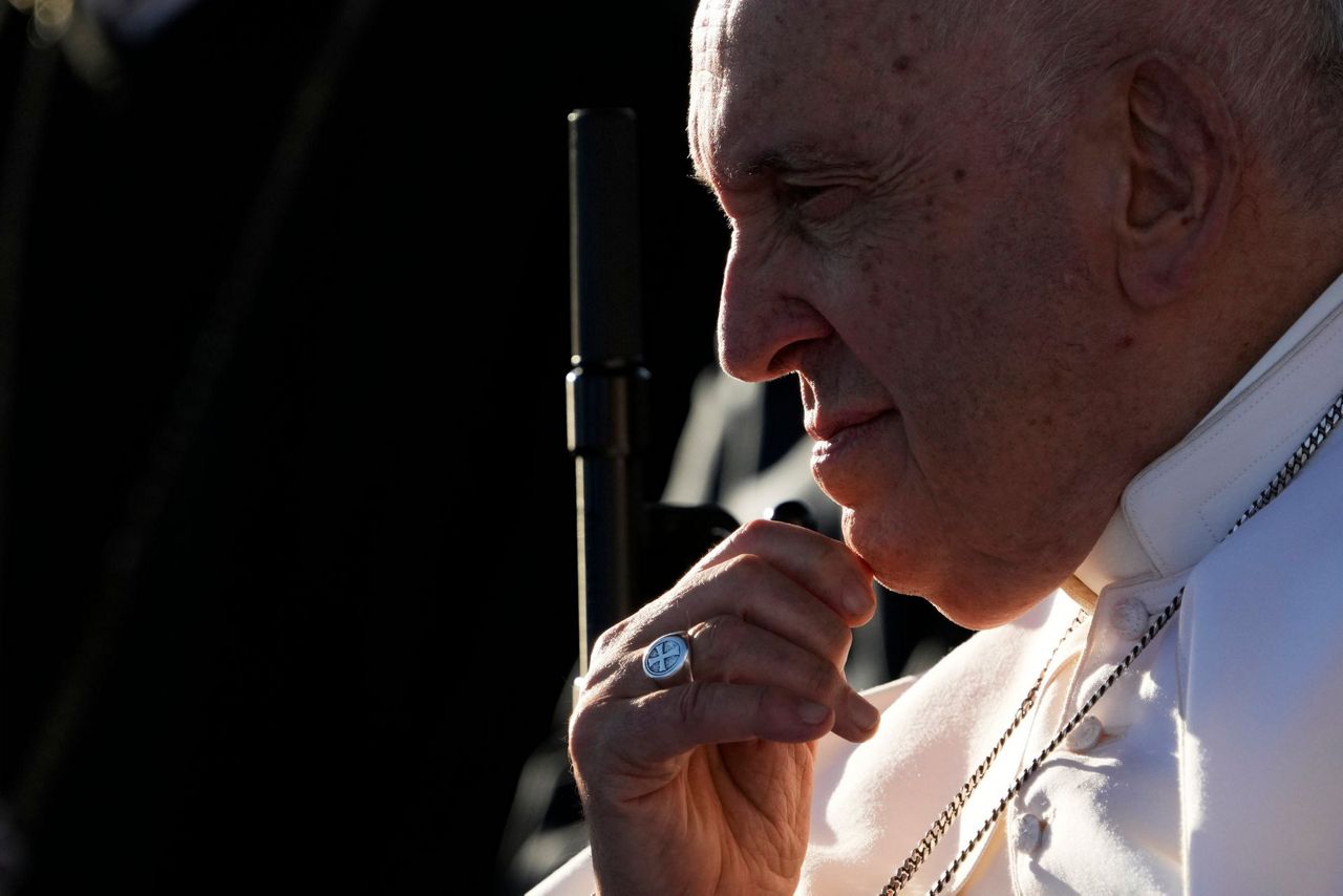 Pope Francis visits Marseille as anti-migrant views grow in Europe with ...