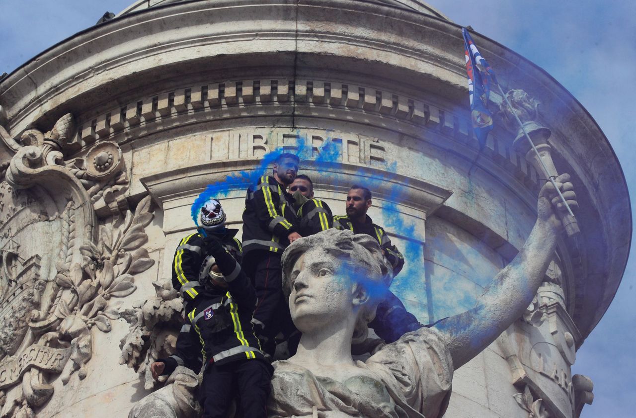 French firefighters protest working conditions, low pay