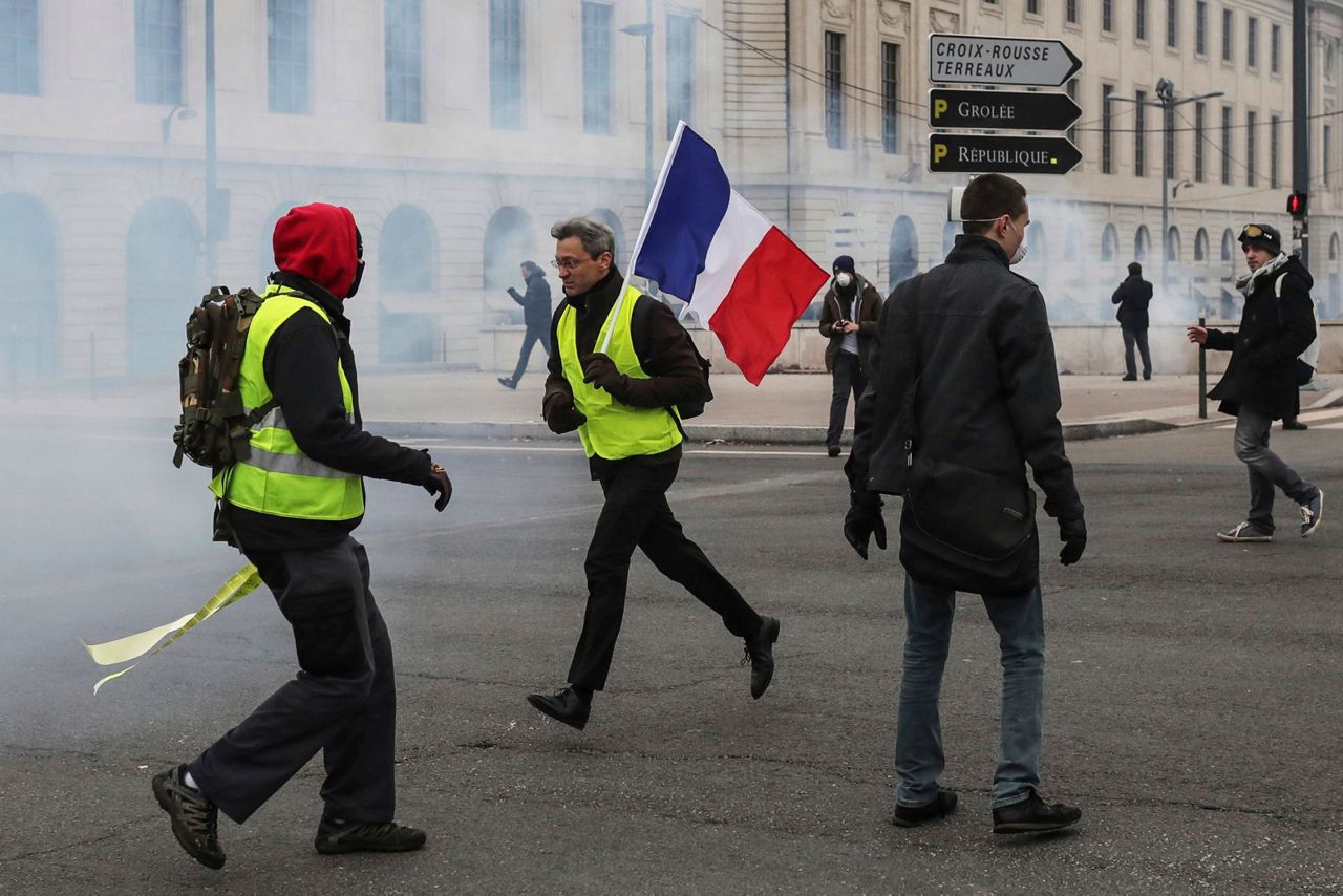 Violence at French yellow vest protests prompts new rallies